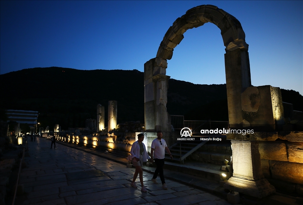 Ephesus ancient city illuminated for extended visit - Anadolu Ajansı