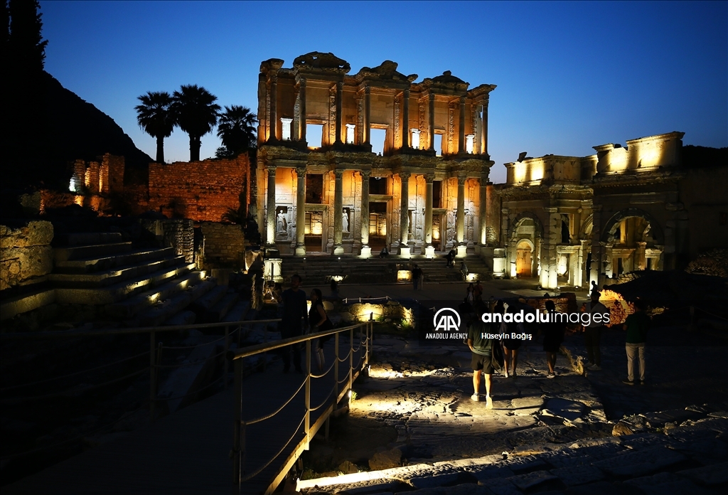 Ephesus ancient city illuminated for extended visit - Anadolu Ajansı