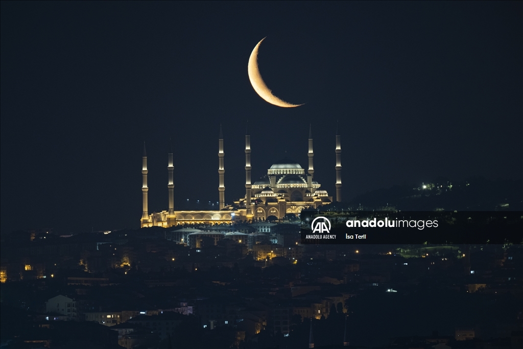 Polumjesec u Istanbulu - Anadolu Ajansı