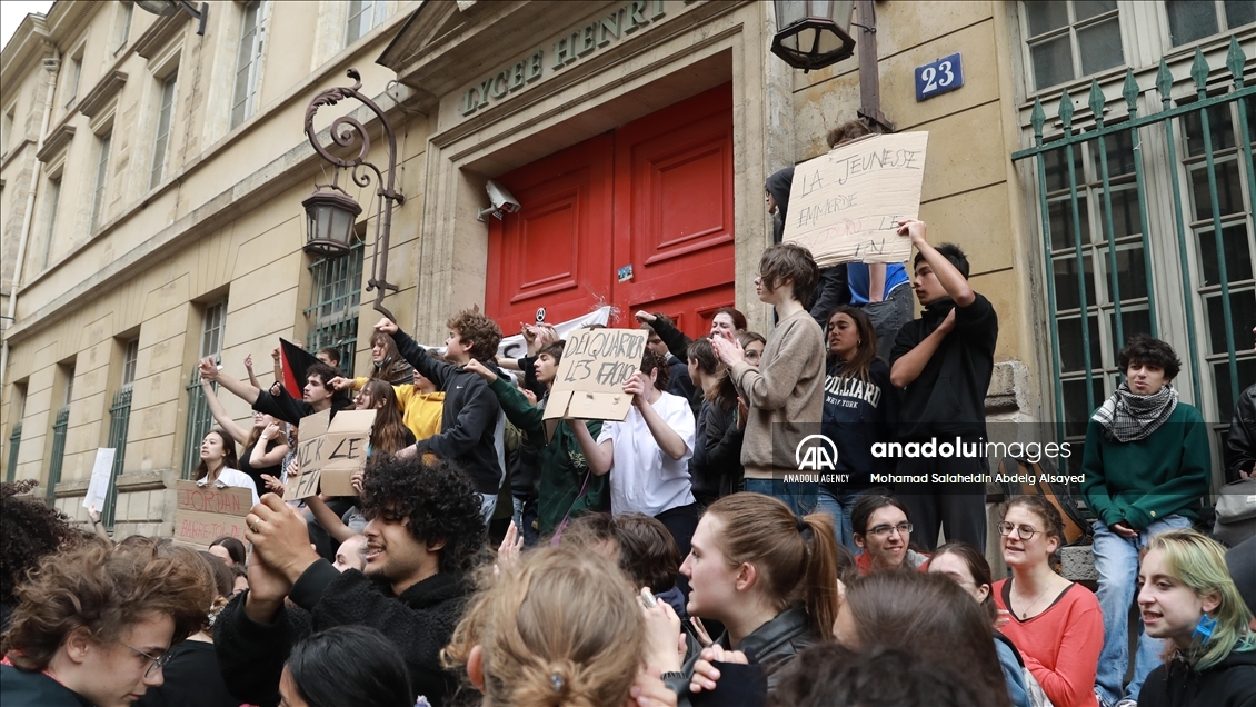 French high school students protest against the strengthening of the ...