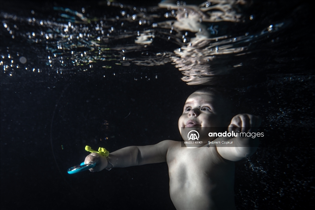 Babies receive swimming and diving training in Istanbul - Anadolu Ajansı
