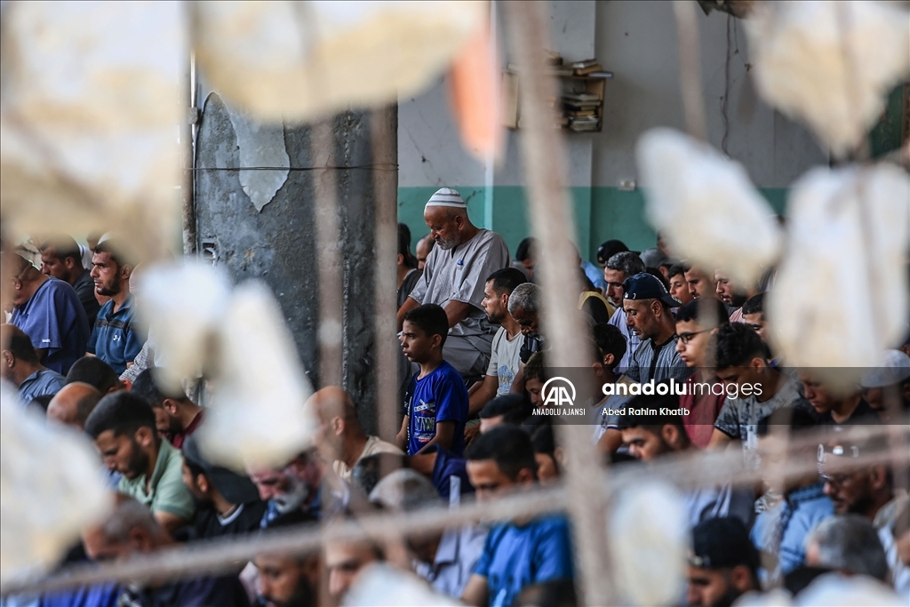 İsrail saldırıları altındaki Gazze'de cuma namazı - Anadolu Ajansı