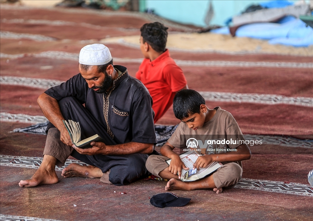 İsrail saldırıları altındaki Gazze'de cuma namazı - Anadolu Ajansı