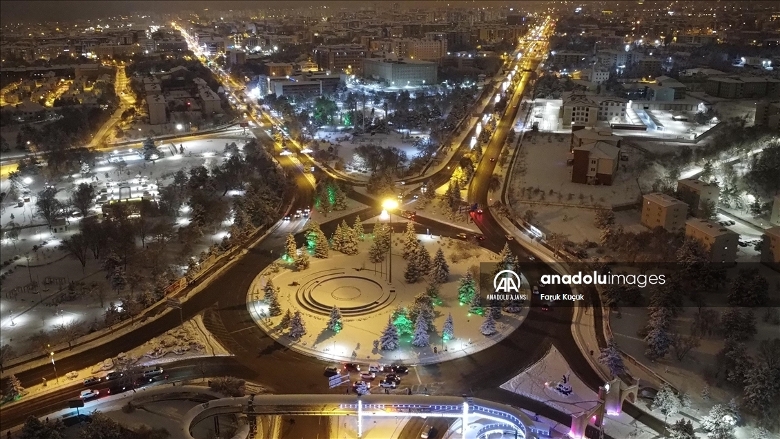 Kar yağışıyla Erzurum'un tarihi mekanları beyaza büründü - Anadolu Ajansı