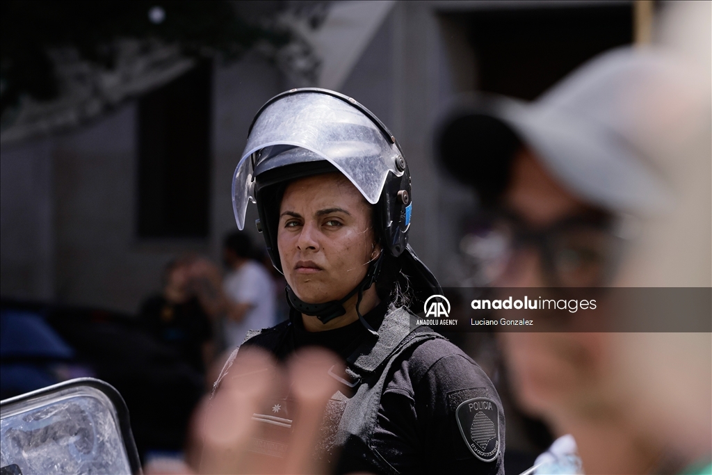 State workers protest with drums in Argentina - Anadolu Ajansı