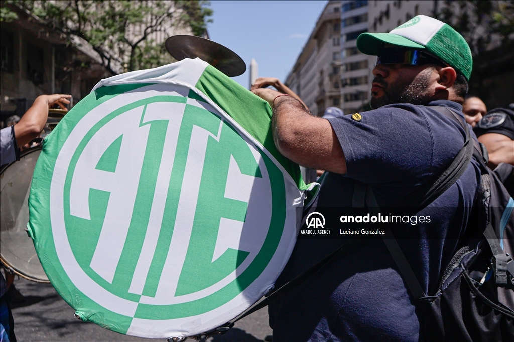 State workers protest with drums in Argentina - Anadolu Ajansı