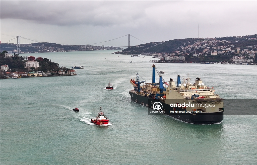 "Castorone" gemisi İstanbul Boğazı'ndan geçiş yaptı - Anadolu Ajansı