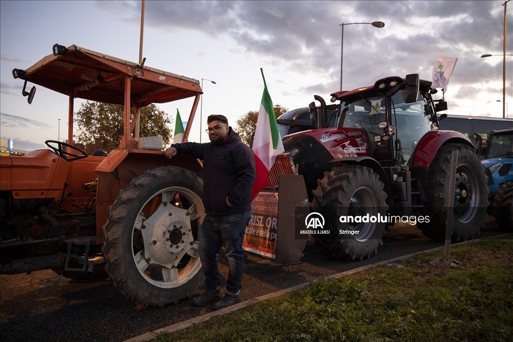 Napoli'de traktörlü protesto - Anadolu Ajansı