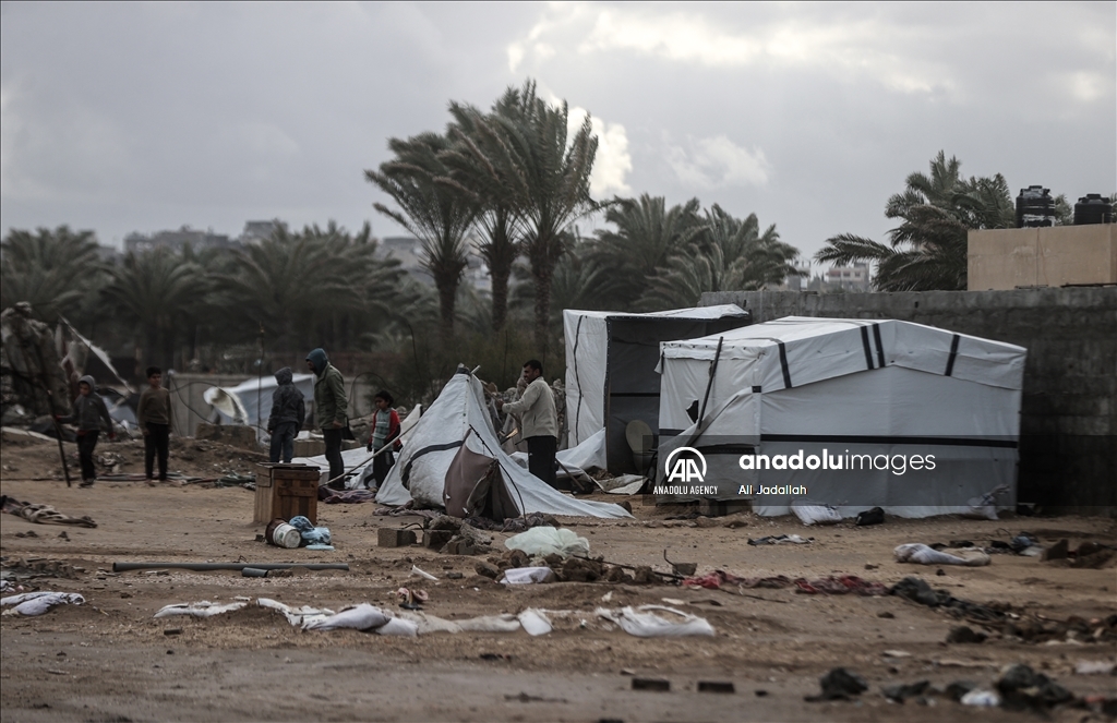 Cold weather conditions in Gaza affect Palestinians staying in tents following ceasefire ...