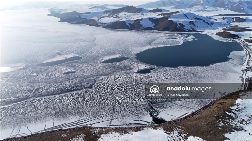 Surface of Lake Nazik freezes over in Turkiye's Bitlis - Anadolu Ajansı