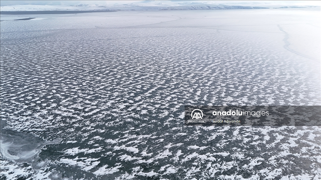 Surface of Lake Nazik freezes over in Turkiye's Bitlis - Anadolu Ajansı