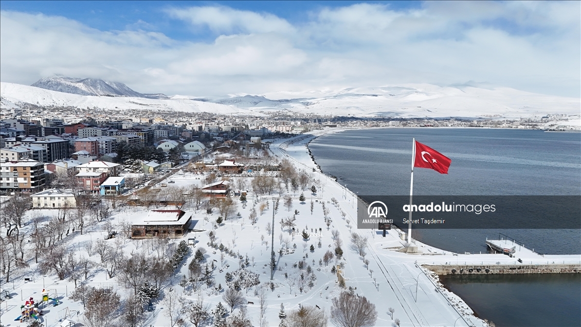Bitlis'in Tatvan ilçesi kar yağışıyla beyaza büründü - Anadolu Ajansı