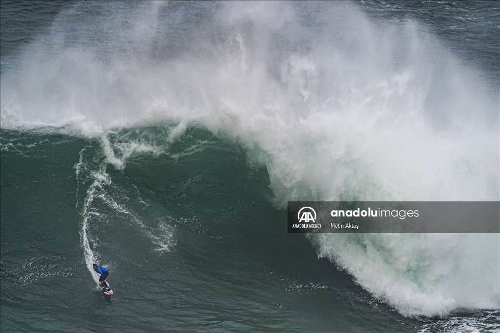 Соревнование по серфингу «Tudor Nazare Big Wave». - Anadolu Ajansı