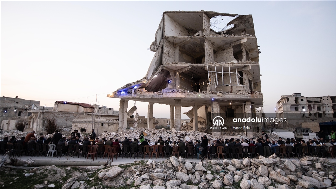 Halep'te enkaz haline gelen evlerin arasında toplu iftar - Anadolu Ajansı