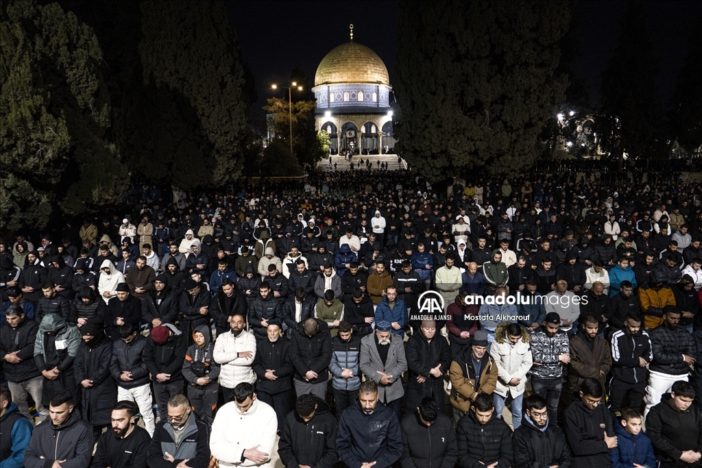 Binlerce Filistinli, Mescid-i Aksa’da teravih namazı kıldı - Anadolu Ajansı