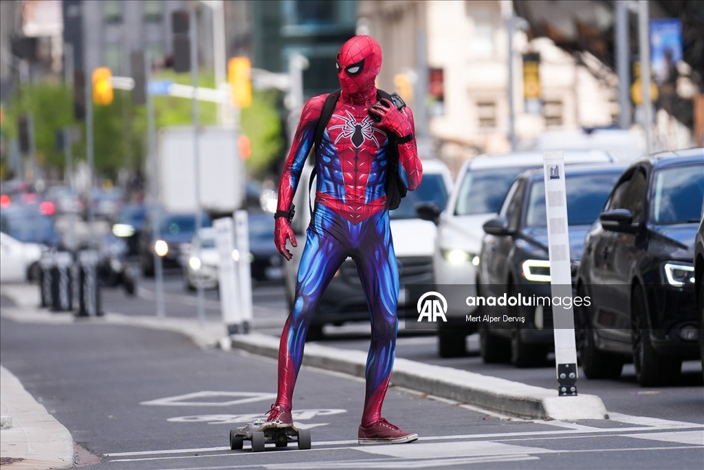 'Örümcek Adam' Toronto sokaklarında - Anadolu Ajansı
