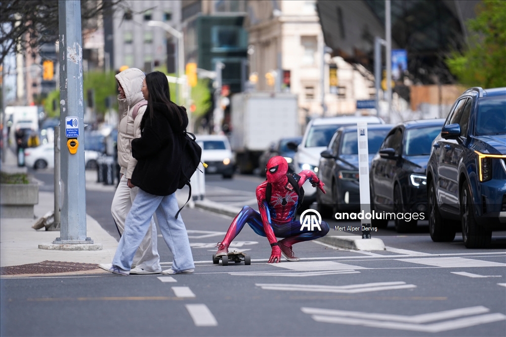 'Örümcek Adam' Toronto sokaklarında - Anadolu Ajansı