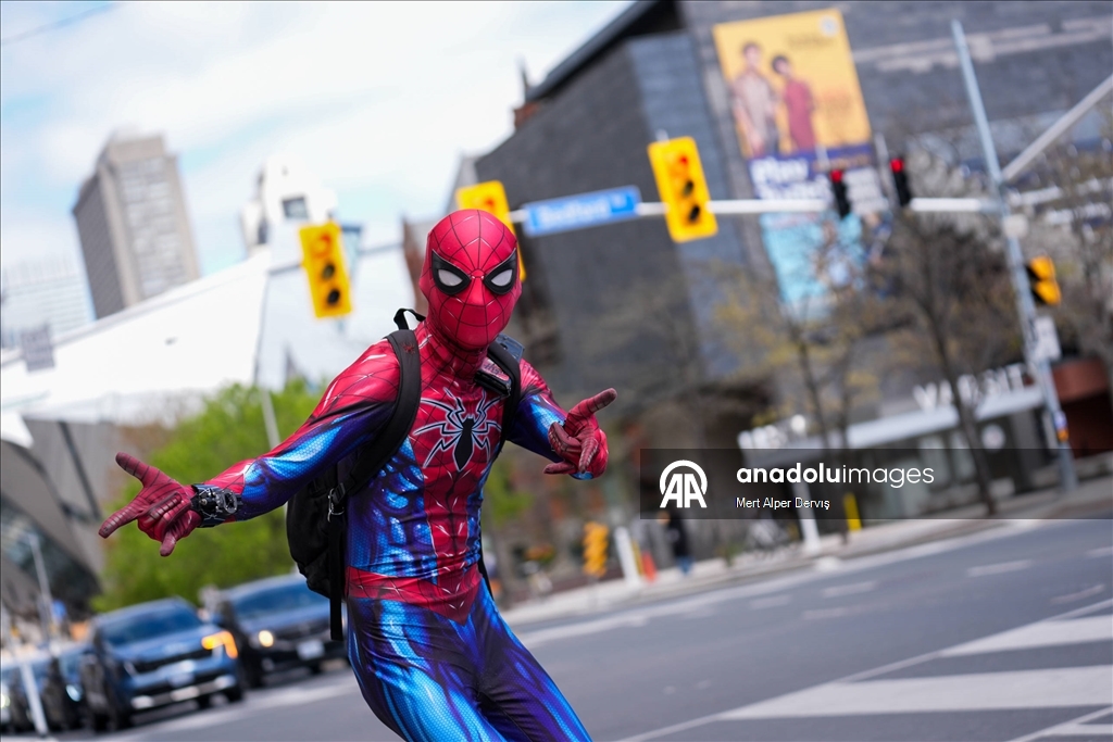 'Örümcek Adam' Toronto sokaklarında - Anadolu Ajansı