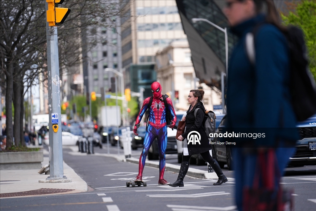 'Örümcek Adam' Toronto sokaklarında - Anadolu Ajansı