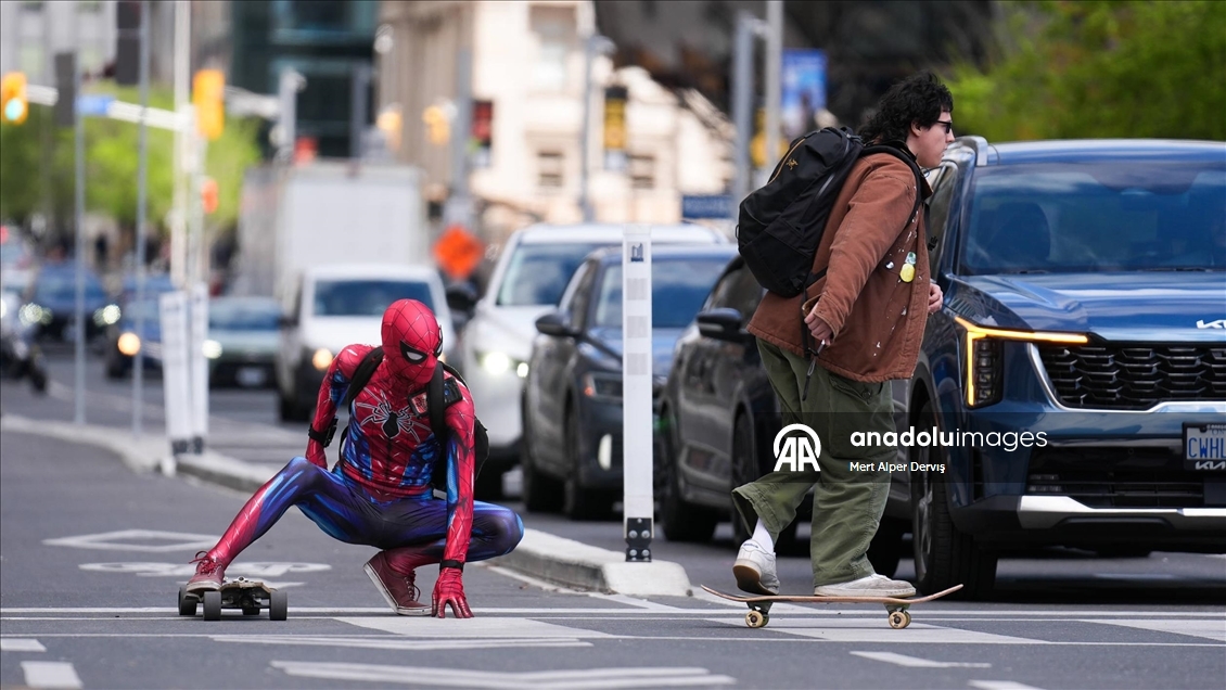 'Örümcek Adam' Toronto sokaklarında - Anadolu Ajansı