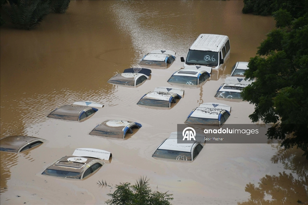Pakistan'da şiddetli yağışların yol açtığı sellerde tahliye çalışmaları ...