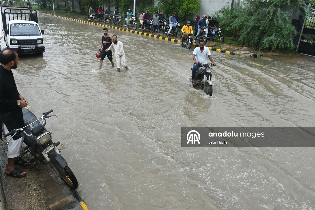 Pakistan'da şiddetli yağışların yol açtığı sellerde tahliye çalışmaları ...