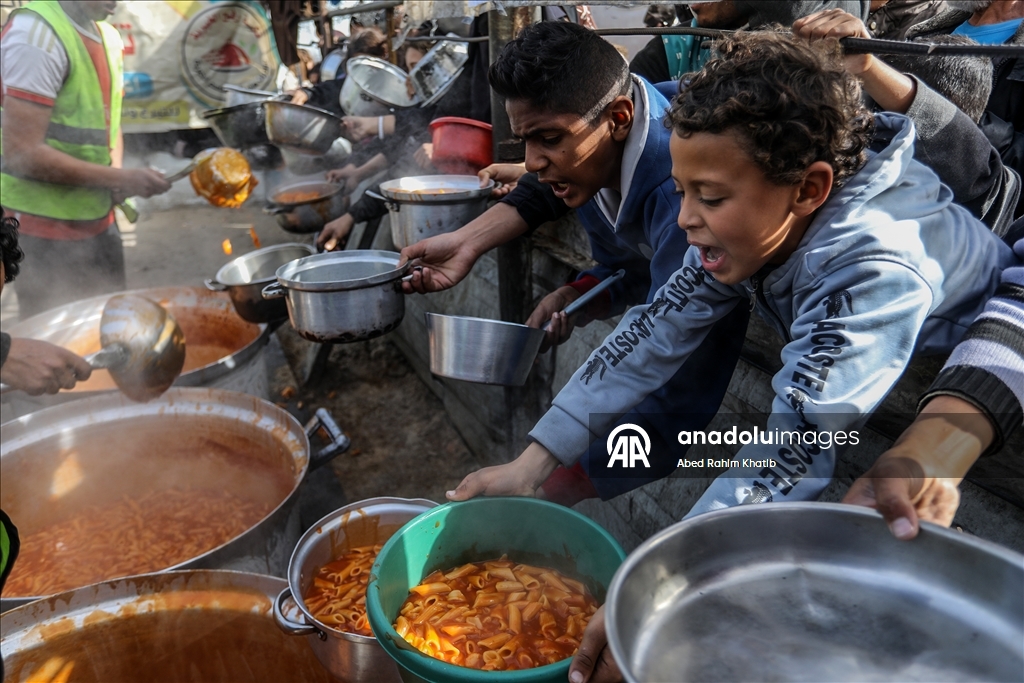 Gazze'de yerinden edilmiş Filistinlilere sıcak yemek dağıtımı yapıldı ...