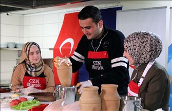 Turkey: Celebrity chef marks World Food Day with refugees - Anadolu Agency