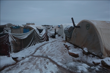 Snowfall brings down tents in northern Syria, leaving refugees out in ...