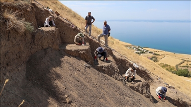 Ayanis Kalesi'nde yapılan kazılarda "kraliyet çöplüğü" ortaya çıkarıldı ...