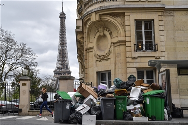Paris: Waste piles up as collectors continue to strike - Anadolu Ajansı