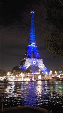 La Tour Eiffel est illuminée aux couleurs du drapeau israélien - Anadolu Ajansı