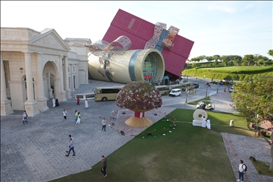 World's largest flower bouquet attracts visitors in Qatar’s capital ...