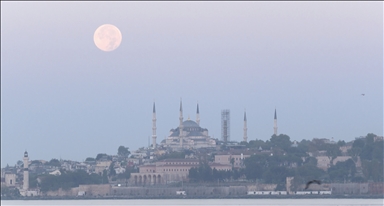 Video shows Super Blue Moon falling over Istanbul's iconic mosque ...