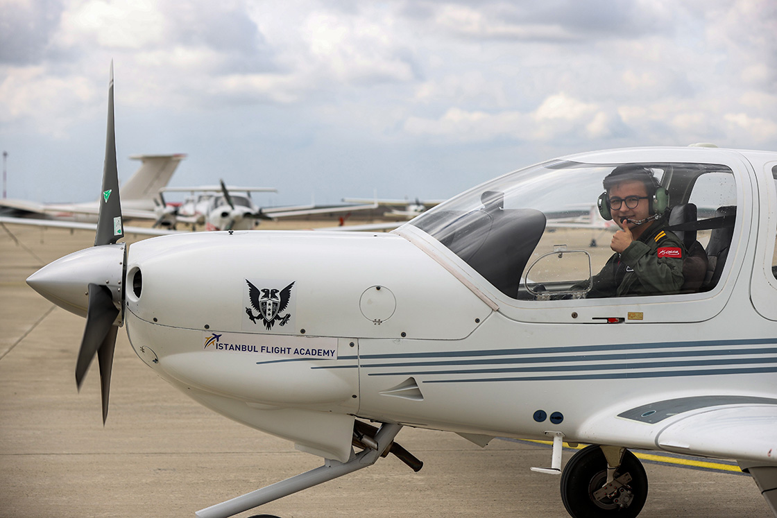 Türkiye'nin en genç pilotu, gözünü 'en genç kaptan pilot' olmaya dikti
