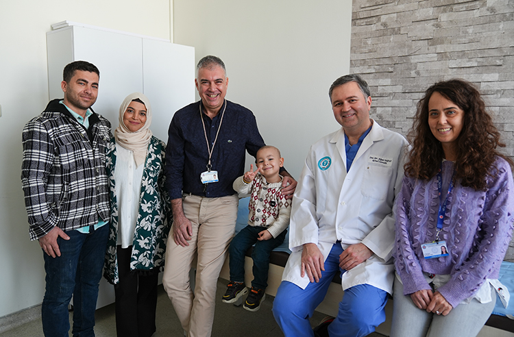Minik Efe, nadir görülen hastalıktan babasından yapılan nakille kurtuldu