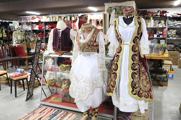Tiranlı Sulaj, atölyesinde ürettiği Arnavut giysilerini seyyar ...
