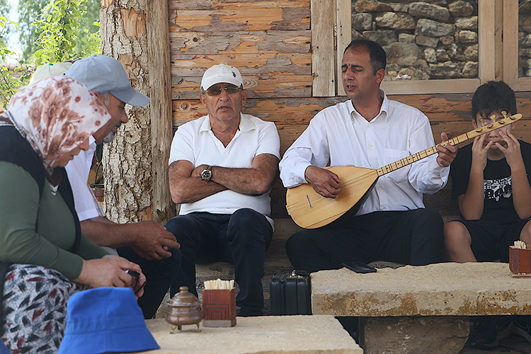 Bayburtlu mey sanatçısı, yıllardır "hüzünlü saz"la müzik ziyafeti sunuyor