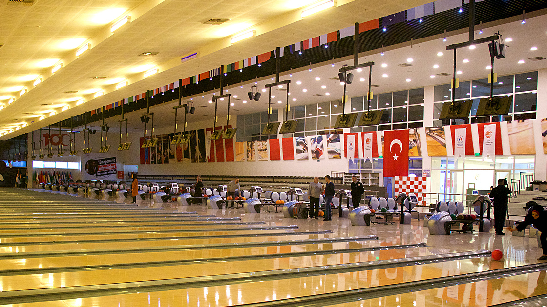 Türkiye'nin en büyük bowling salonuna yoğun ilgi