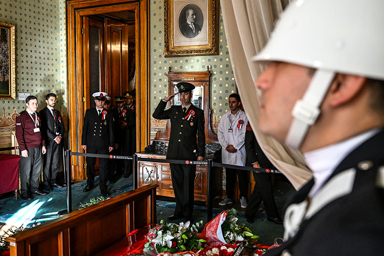 Büyük Önder Atatürk, Dolmabahçe Sarayı'ndaki odasında törenle anıldı
