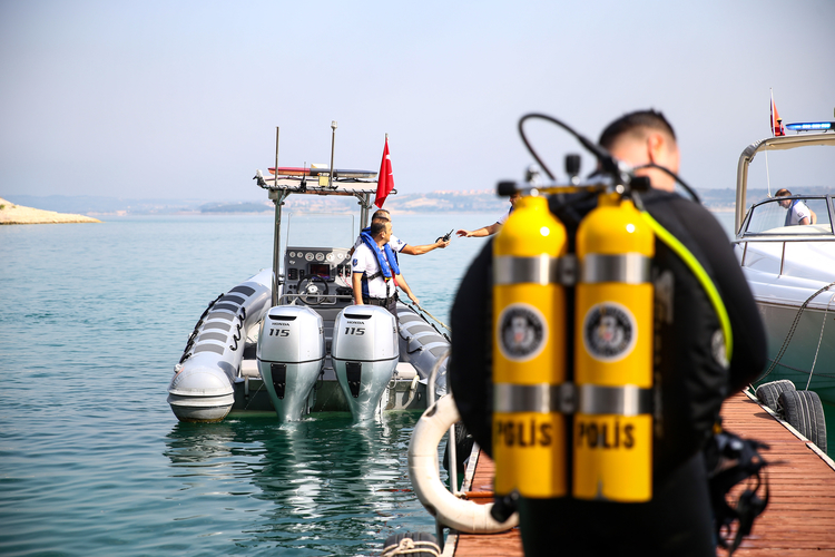 Karanlık suların "delil avcısı" polisleri: Kurbağa adamlar