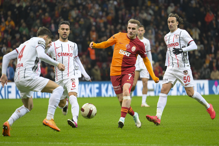 Galatasaray 3 puanı son dakika golüyle aldı