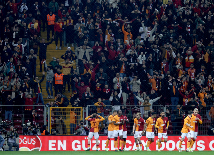 Galatasaray liderliğini sürdürdü