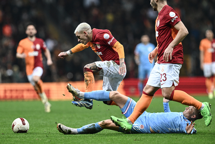 Galatasaray liderliğini sürdürdü