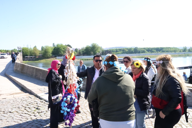 Kakava-Hıdrellez Şenlikleri'ne katılan binlerce turist eğlenceleriyle ...