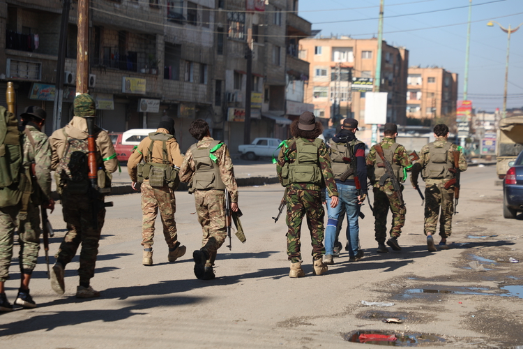 Suriye'nin Humus ilinde silahlarını teslim etmeyen devrik rejimin ...
