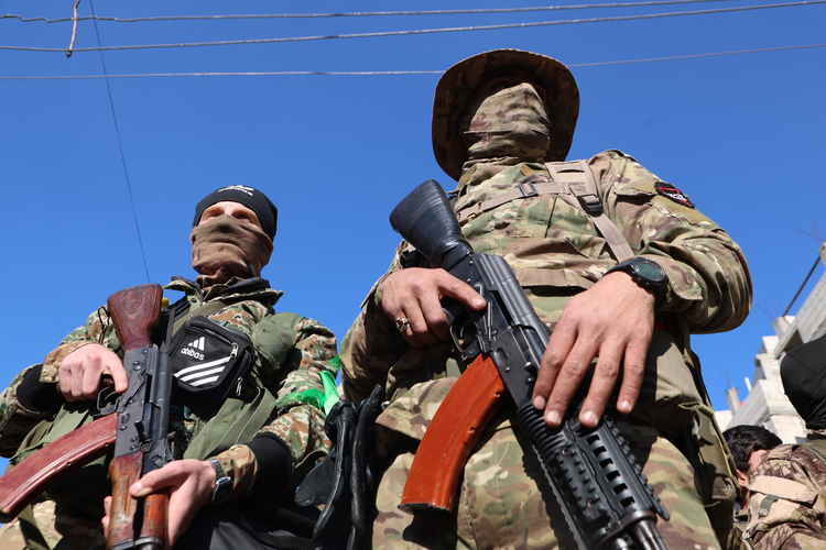 Suriye'nin Humus ilinde silahlarını teslim etmeyen devrik rejimin ...