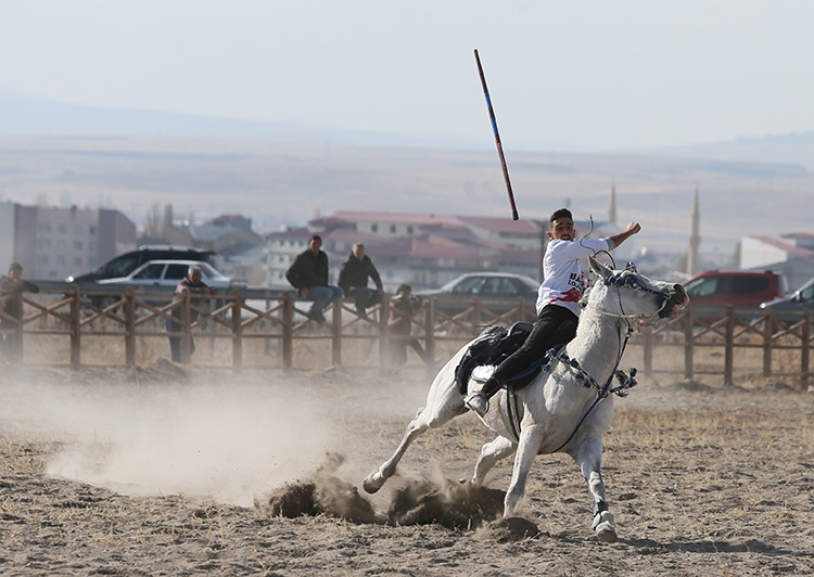 Kars'ta ata sporu cirit, köylülerin dostluk maçlarıyla yaşatılıyor