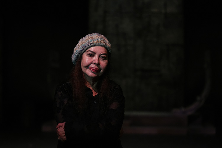 "Medea-Material", savaşlarda kadın ve çocukların hayattan koparılmasını ...