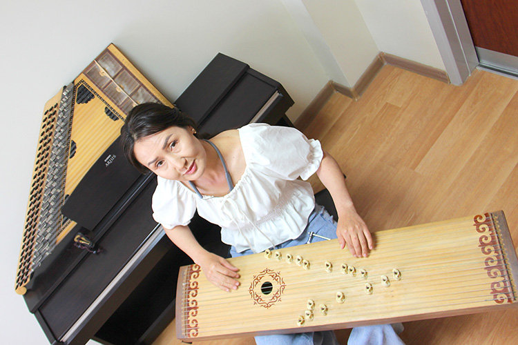 Kırgızlarda yeniden ilgi uyandıran tarihi telli çalgı: Jetigen